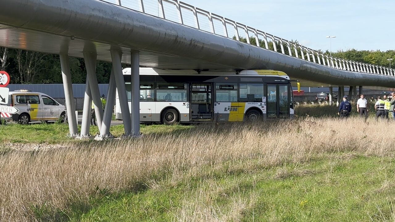 Bus van De Lijn rijdt zich vast onder fietsersbrug in Brugge | VRT NWS ...