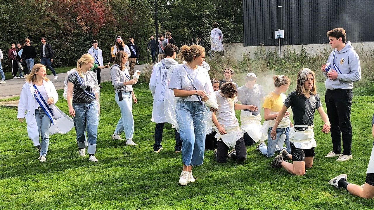 Studentendoop in de KULAK in Kortrijk: "Geen alcohol, geen gevaarlijke opdrachten" | VRT NWS: nieuws