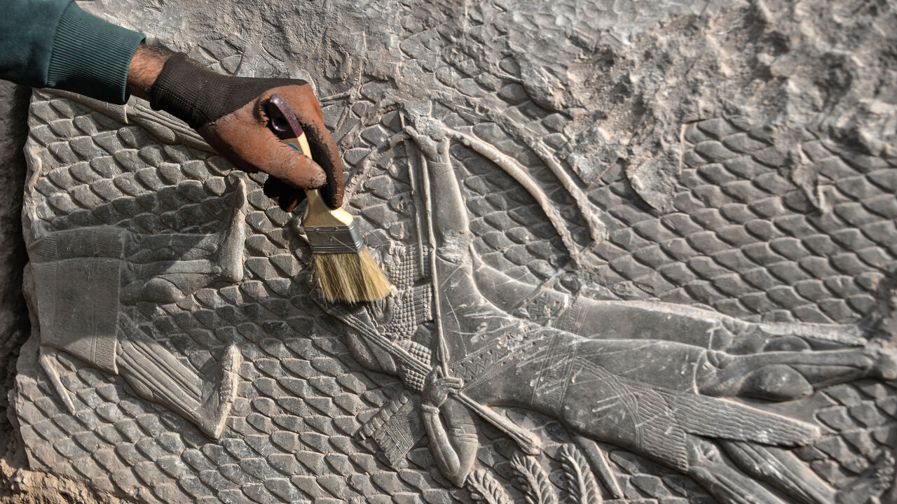 Archeologen ontdekken 2.700 jaar oude marmeren reliëfs in Mosoel bij restauratie van vernield ...