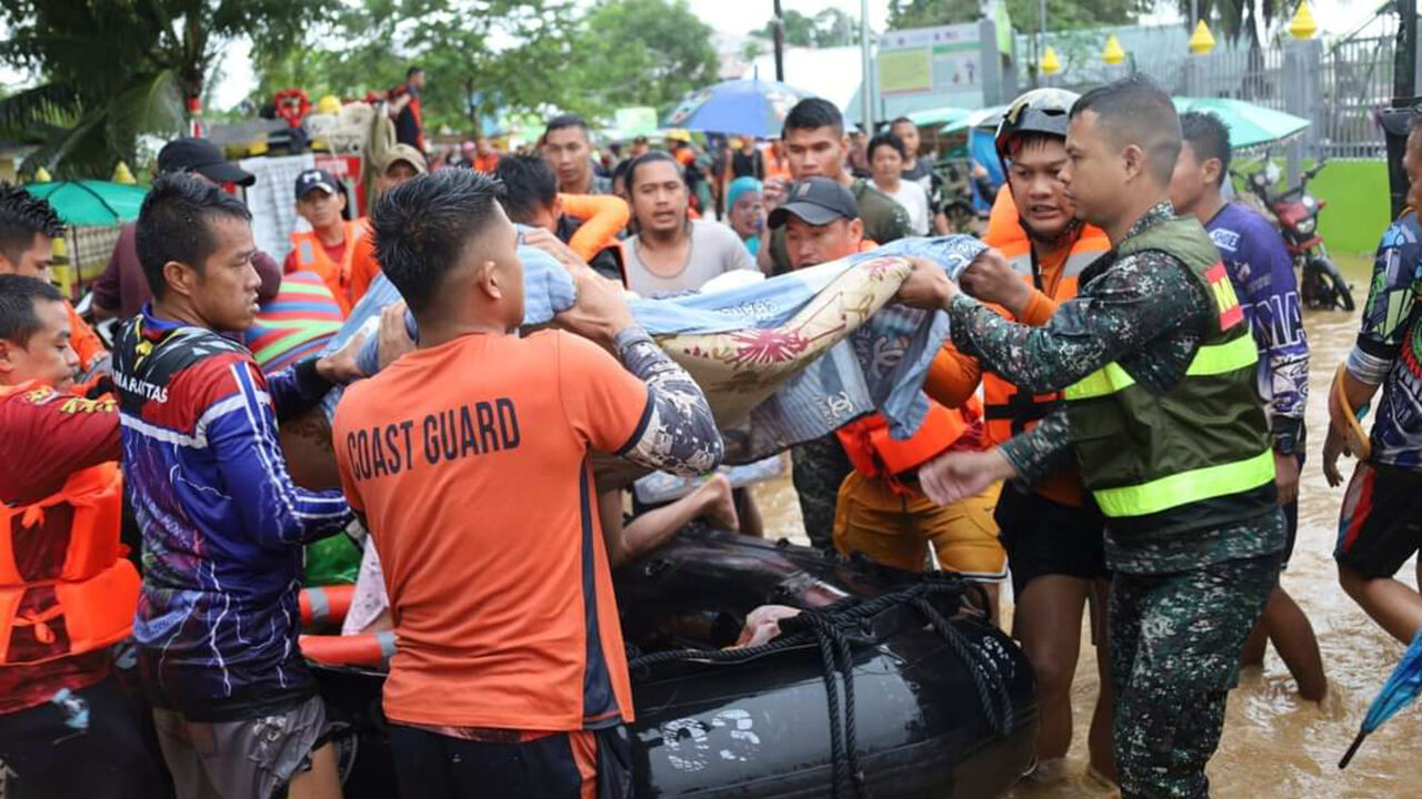 Al zeker 72 doden bij overstromingen in de Filipijnen, tropische storm ...