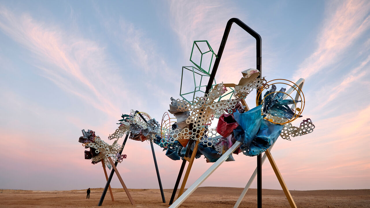 Kunstenaar Arne Quinze bouwt gigantisch lichtsculptuur in woestijn van ...