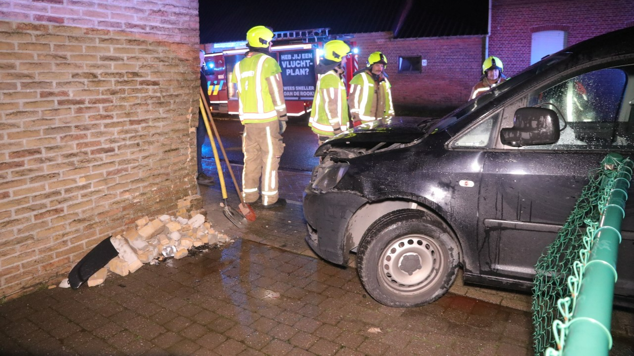 Brandweer moet huisgevel stutten na ongeval in Sint-Niklaas | VRT NWS ...