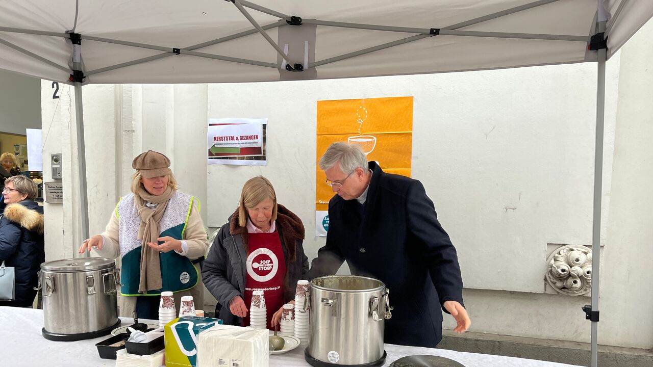 Bisschop Johan Bonny deelt soep op de stoep uit in Antwerpen voor ...