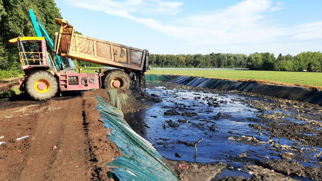 Duizenden kubieke meters vervuild slib verdwijnen uit Antitankgracht in ...