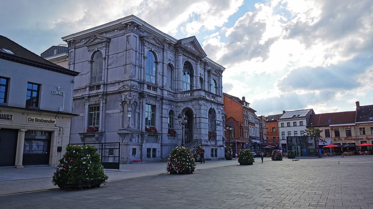 Vilvoorde eist schadevergoeding van man die stadhuis liet ontruimen met ...