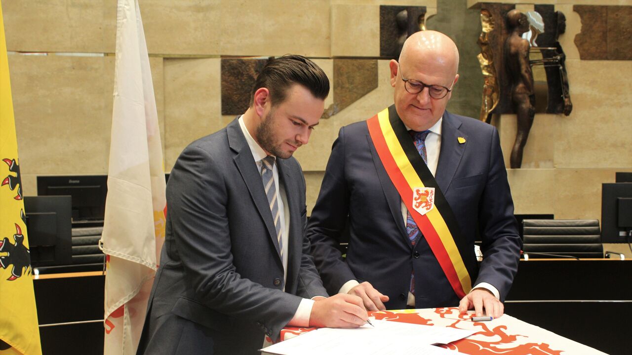 Dennis Fransen legt eed af als nieuwe, jongste burgemeester van Pelt én ...