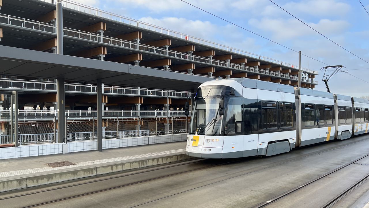 14-jarig meisje zwaargewond na aanrijding door tram op Linkeroever | VRT NWS: nieuws