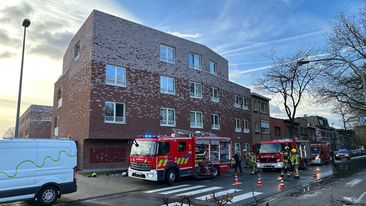 Tiental gezinnen geëvacueerd bij brand in appartementsgebouw in Mortsel ...