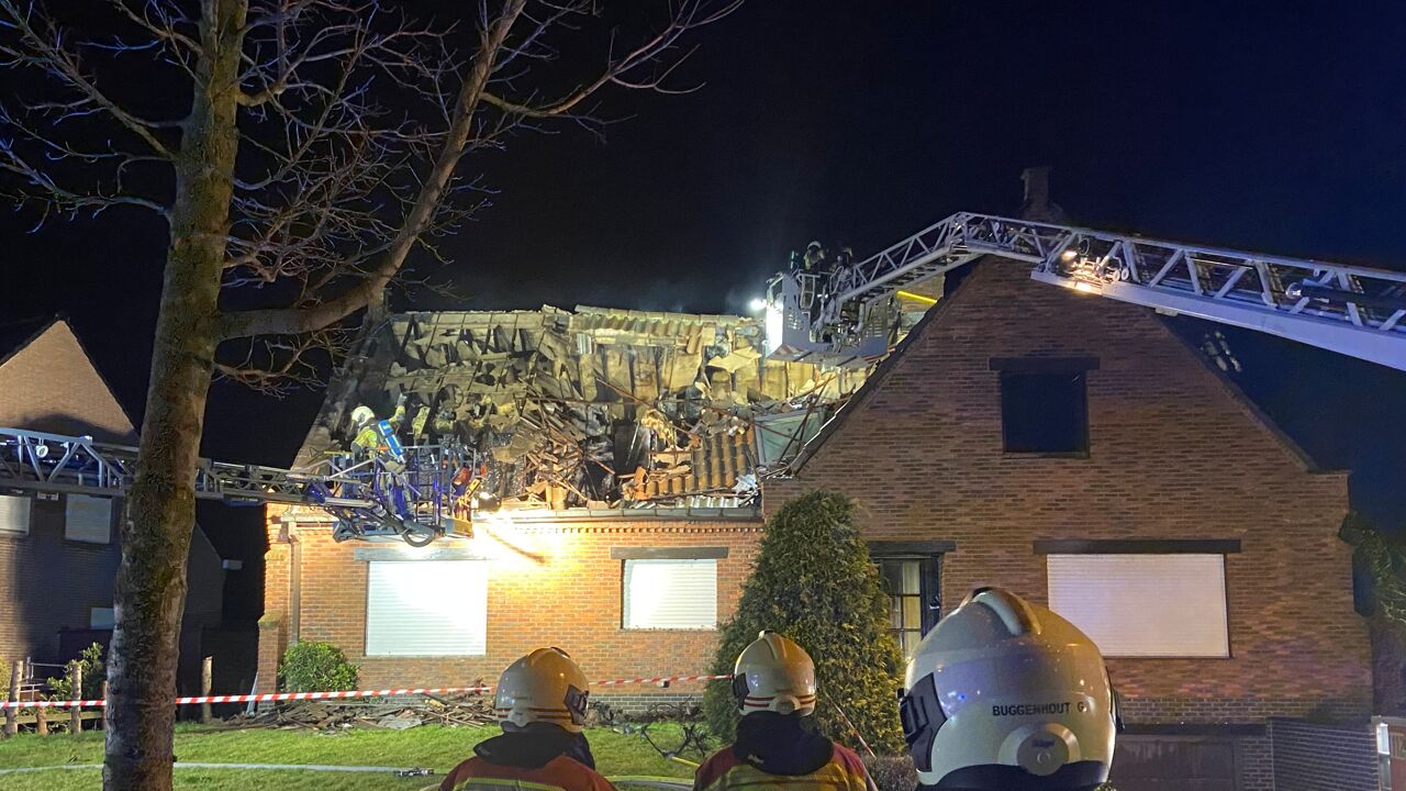 Huis in Sint-Eloois-Vijve onbewoonbaar na hevige dakbrand | VRT NWS: nieuws