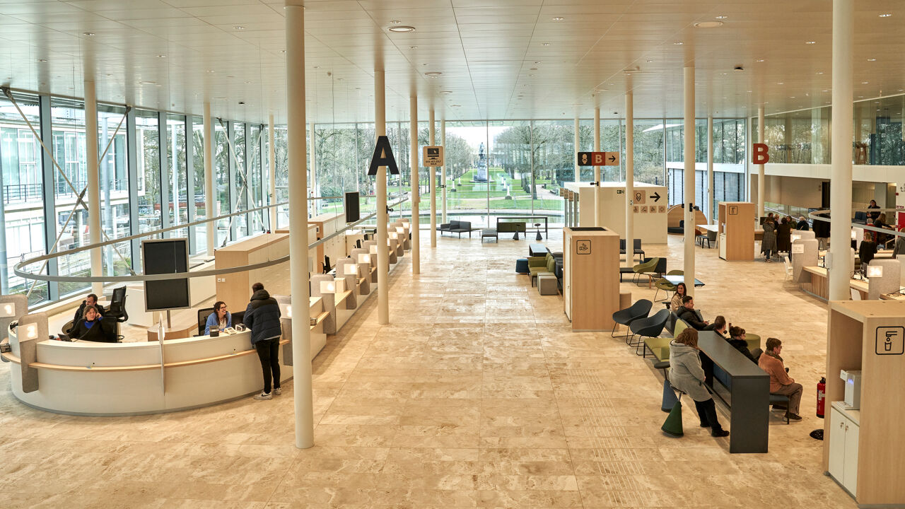 Gloednieuw stadskantoor opent de deuren aan de Zuid in Gent | VRT NWS ...