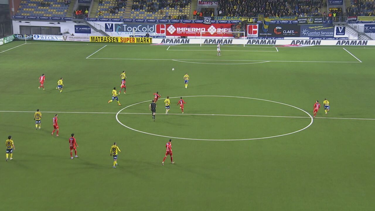 Selemani probeert het vanaf de middellijn | sporza