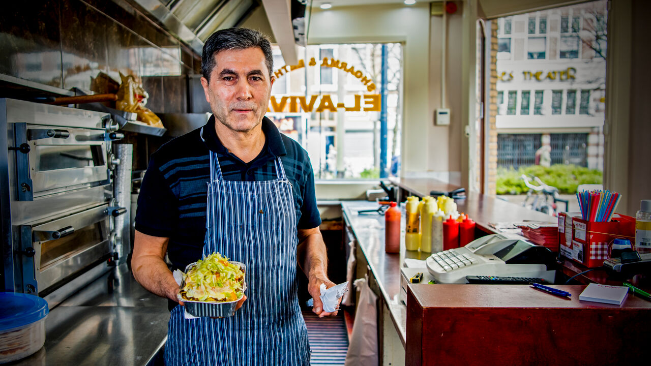 20 jaar geleden bestelde een kapper uit Rotterdam eerste "kapsalon", de ...