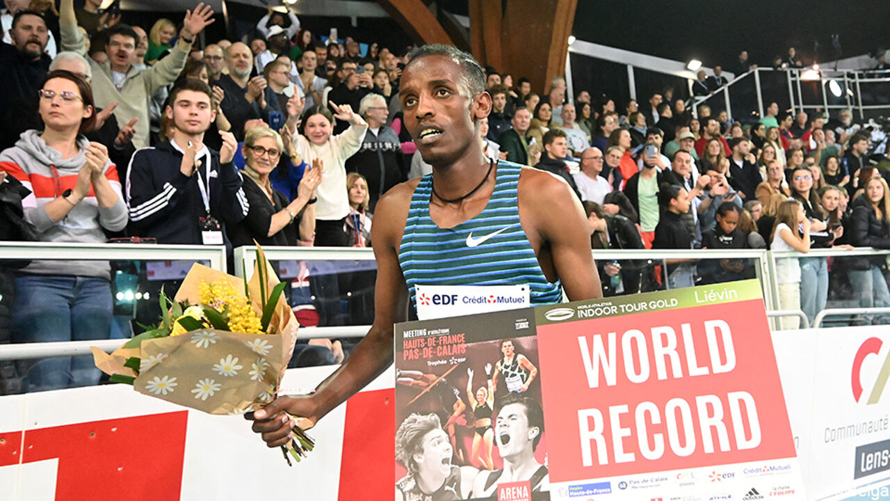 VIDEO: Femke Bol verbetert 41 jaar oud wereldrecord op 400 meter indoor ...