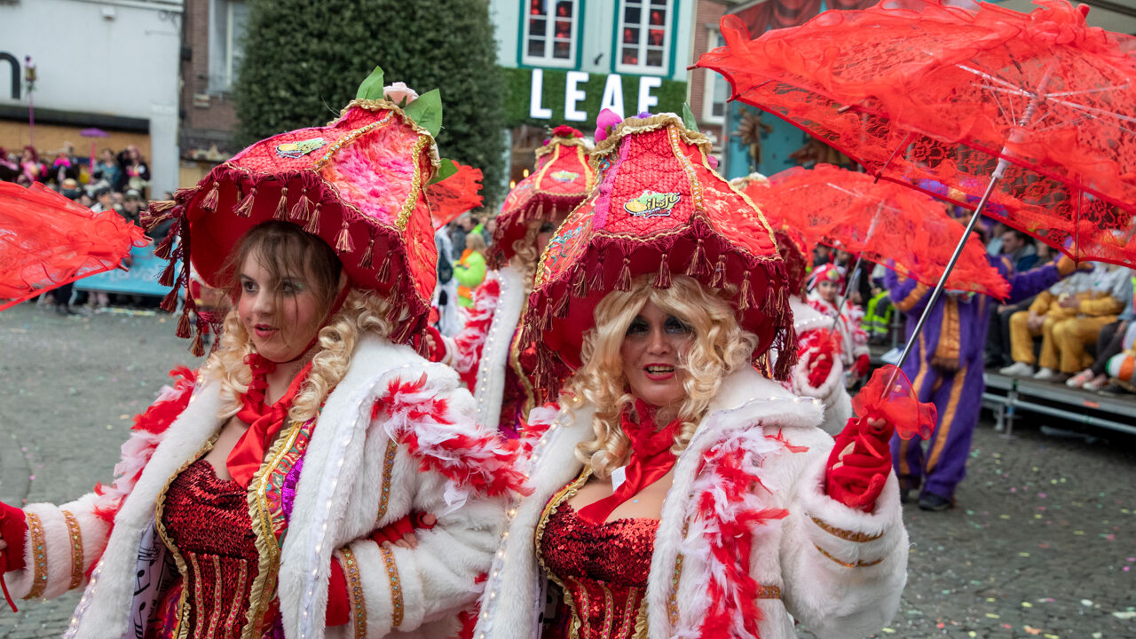 Carnaval d’Alost: danse des balais, lancer d’oignons et "Voil Jeanetten ...