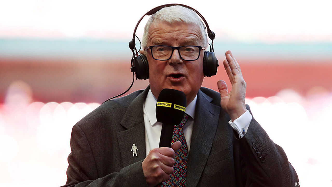 "De stem van het voetbal": legendarische commentator John Motson (77 ...