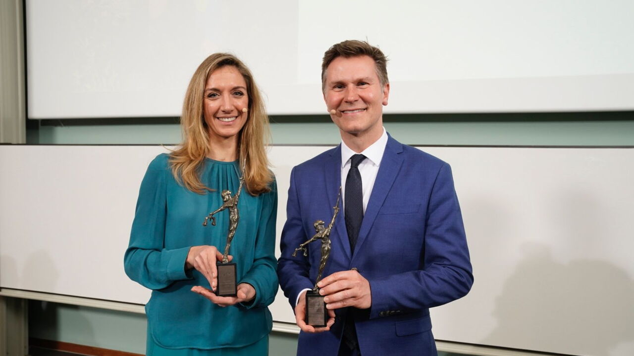 VRT NWS-ankers Hanne Decoutere en Wim De Vilder krijgen prijs van oud ...