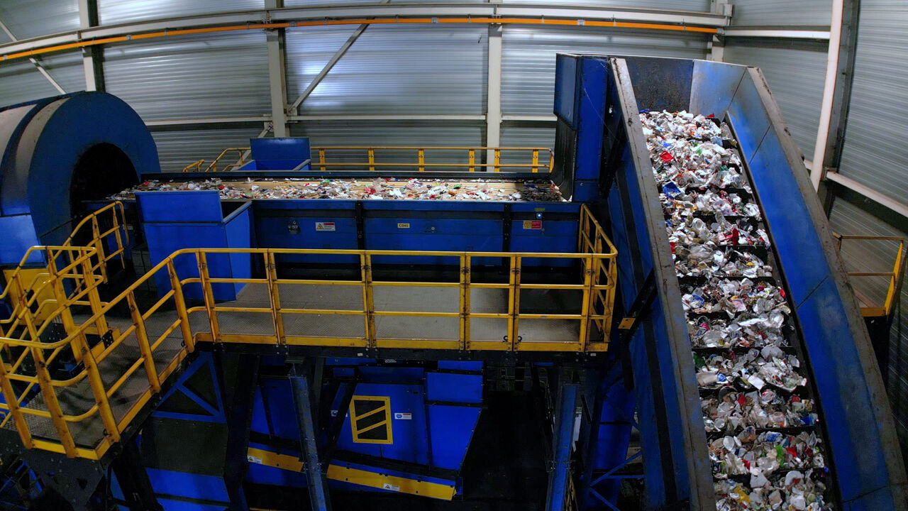 Nieuwe recyclagefabriek voor harde plastic in Lommel | VRT NWS: nieuws