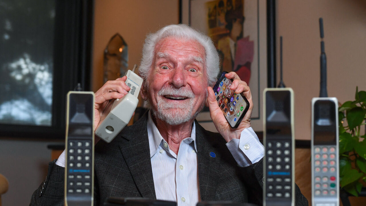 Ontwerper van mobiele telefoon, 50 jaar na het allereerste gsm-gesprek: "We zitten te veel op ...
