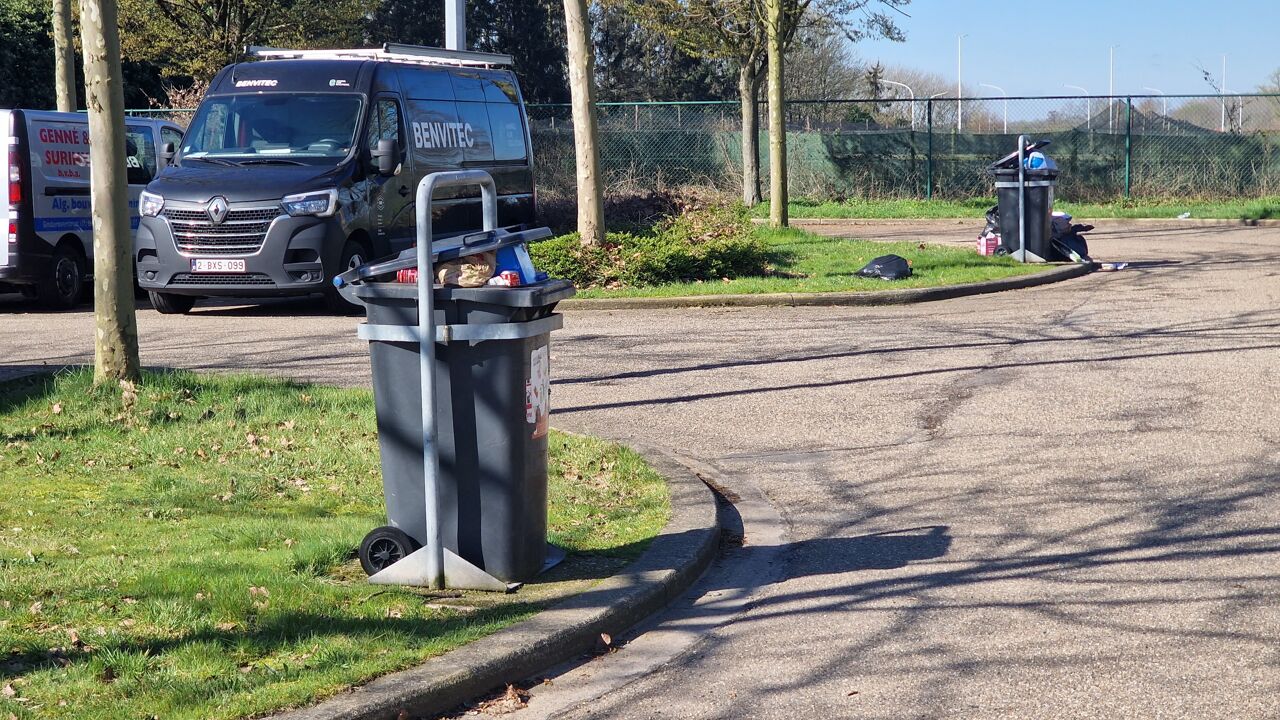 Vorig jaar 213 ton zwerfvuil en sluikstort opgeruimd langs Limburgse ...