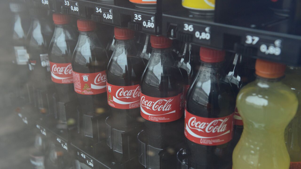 Coca-Cola stopt met frisdrankautomaten in alle Belgische scholen | VRT ...