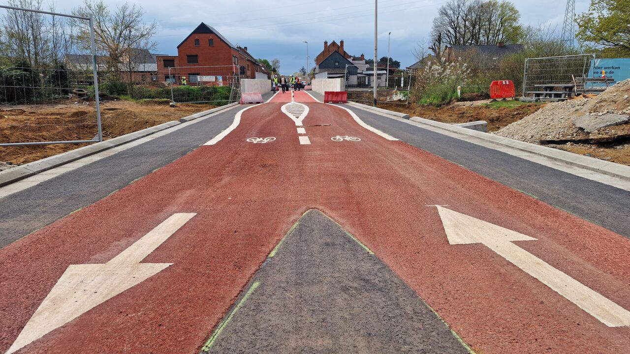 Brug Koerselsesteenweg over treinspoor in Beringen afgebroken voor bouw ...