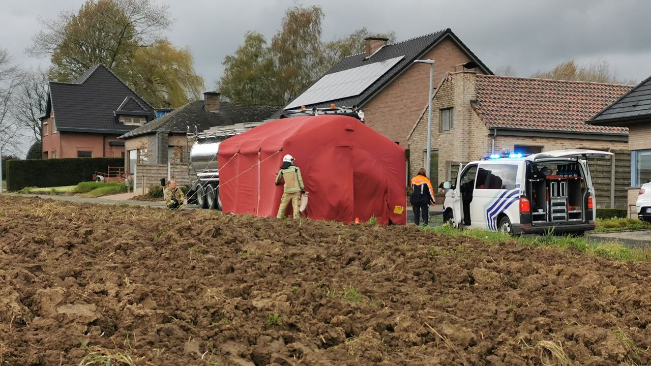Vrouw dood aangetroffen in Brakel, even verderop vindt politie ook lichaam van man | VRT NWS: nieuws