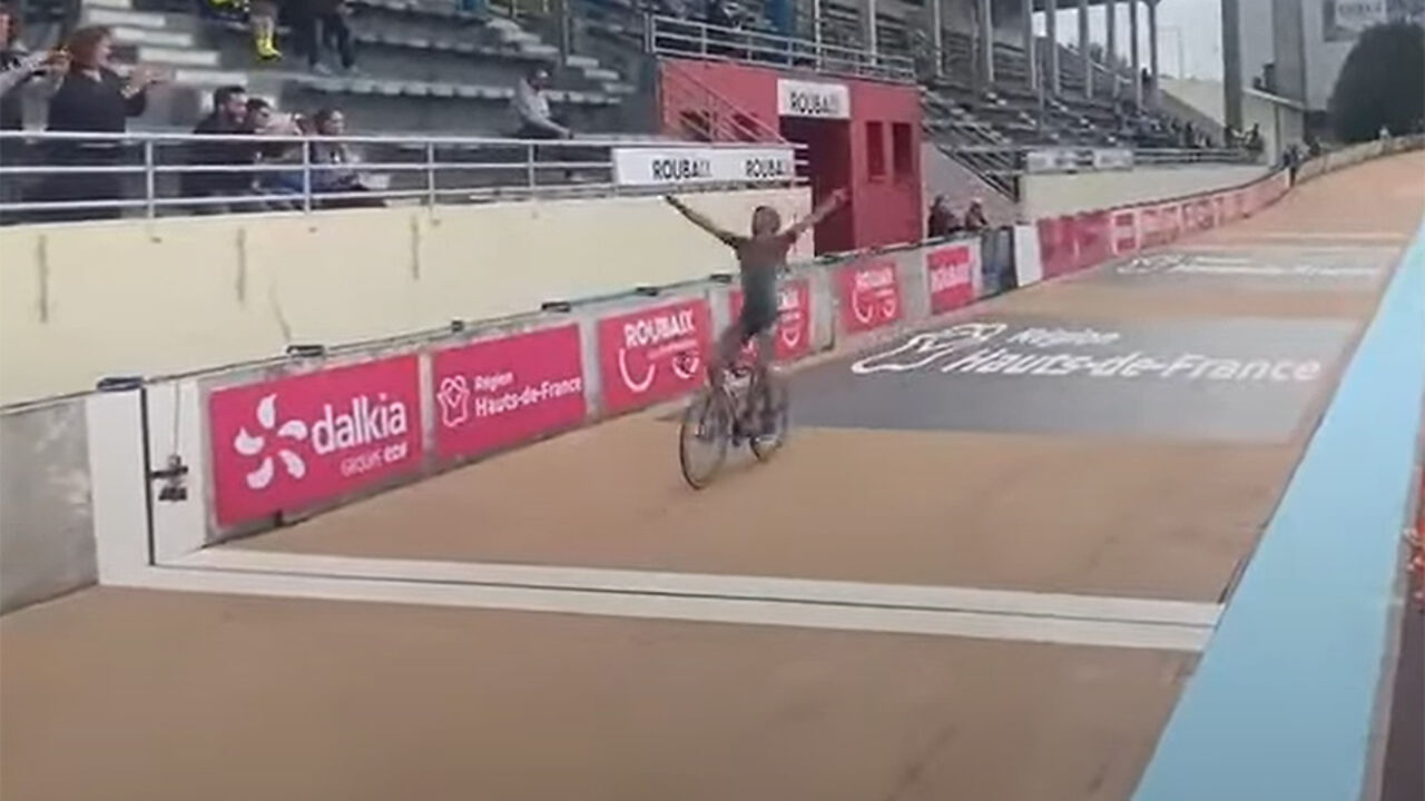 Lotto-talent Tijl De Decker (22) heerst in Parijs-Roubaix voor beloften ...