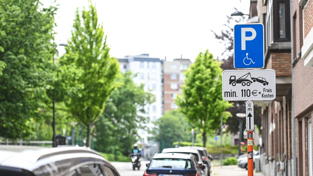 Een vergeten "geheugensteuntje": borden voor parkeren en stilstaan ...