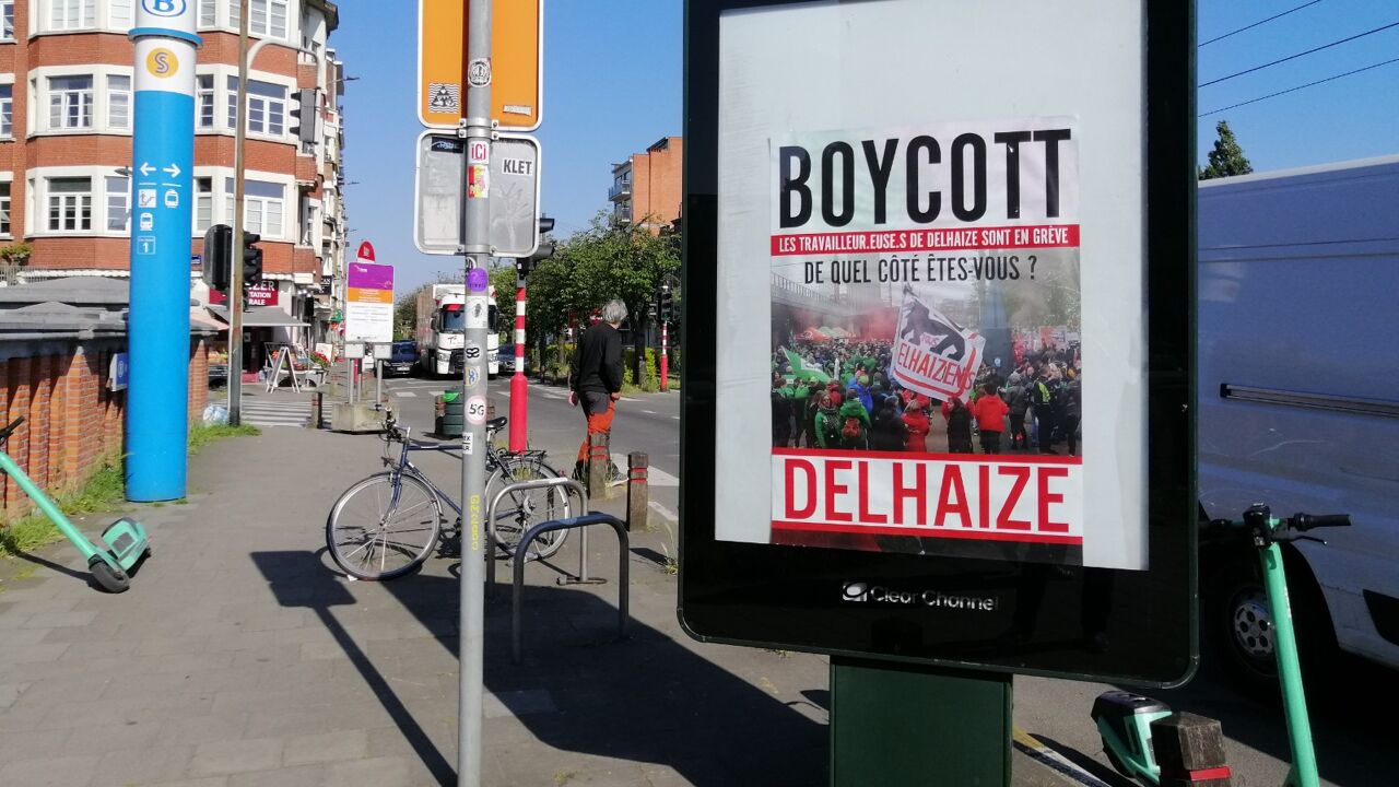 "Aan wiens kant staat u?": honderden posters roepen op tot boycot van ...