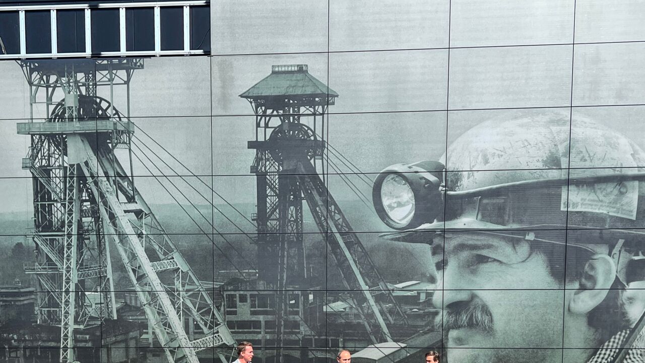 Inhuldiging zonnegevel van nieuw gebouw van Soltech op Thor Park in ...