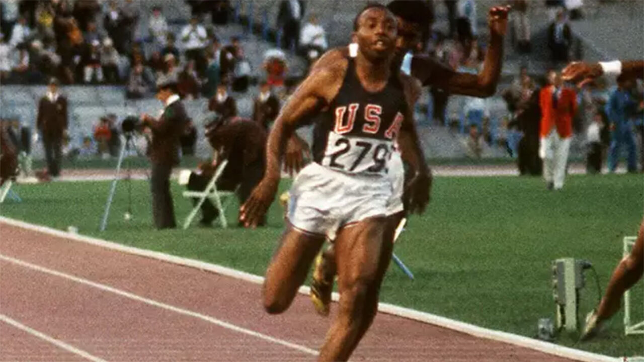 Jim Hines, de eerste man die de 100 meter onder de 10 seconden liep, is ...