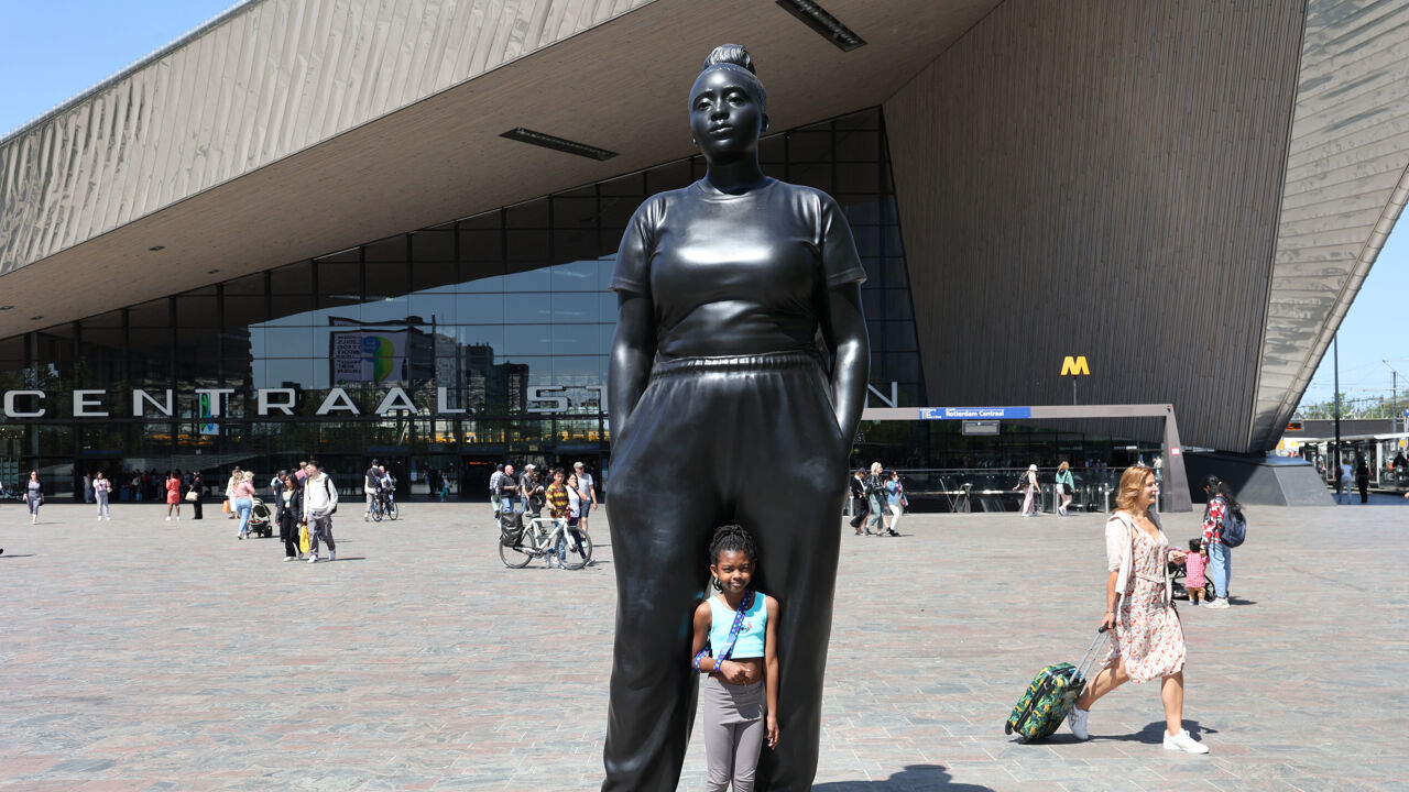 Zwarte vrouw van vier meter, in joggingbroek en op sneakers: nieuw ...