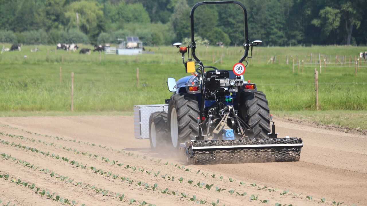 Eerste elektrische en zelfrijdende tractor in Vlaanderen gedemonstreerd ...