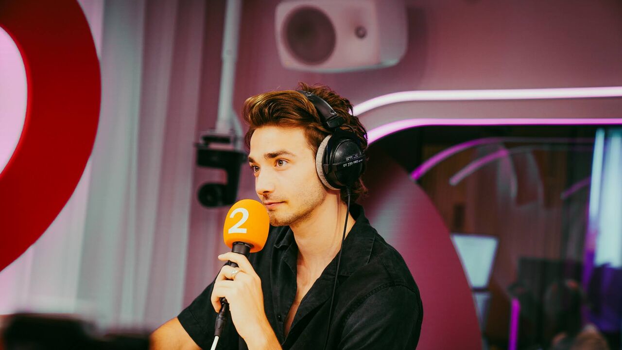 Presentator Aaron Blommaert twijfelt om "Hotel Mama" te verlaten: "Ik ben 20, moet ik nu al op ...