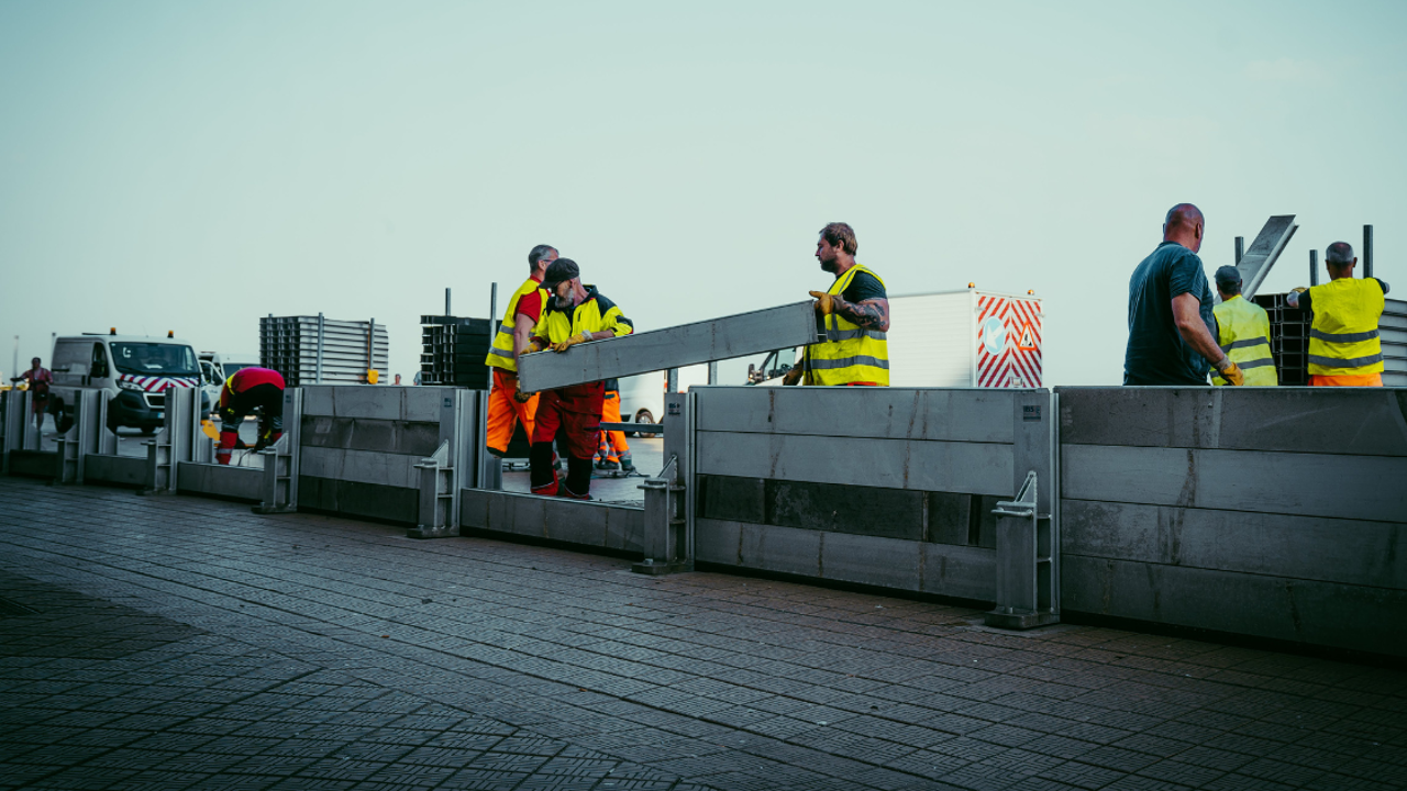 Stad Oostende plaatst 900 meter lange mobiele stormmuur: "Grootschalige ...