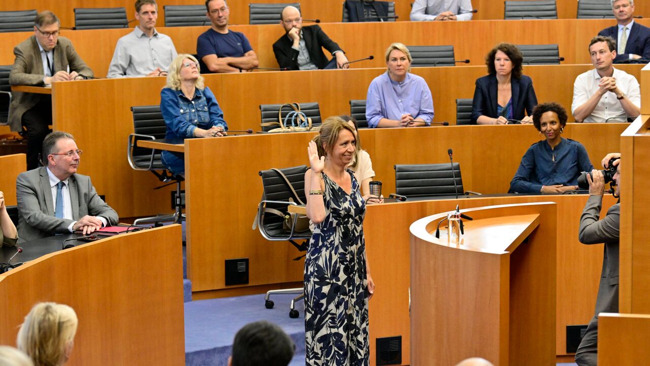 Ans Persoons legt de eed af als nieuwe staatssecretaris in Brussel ...