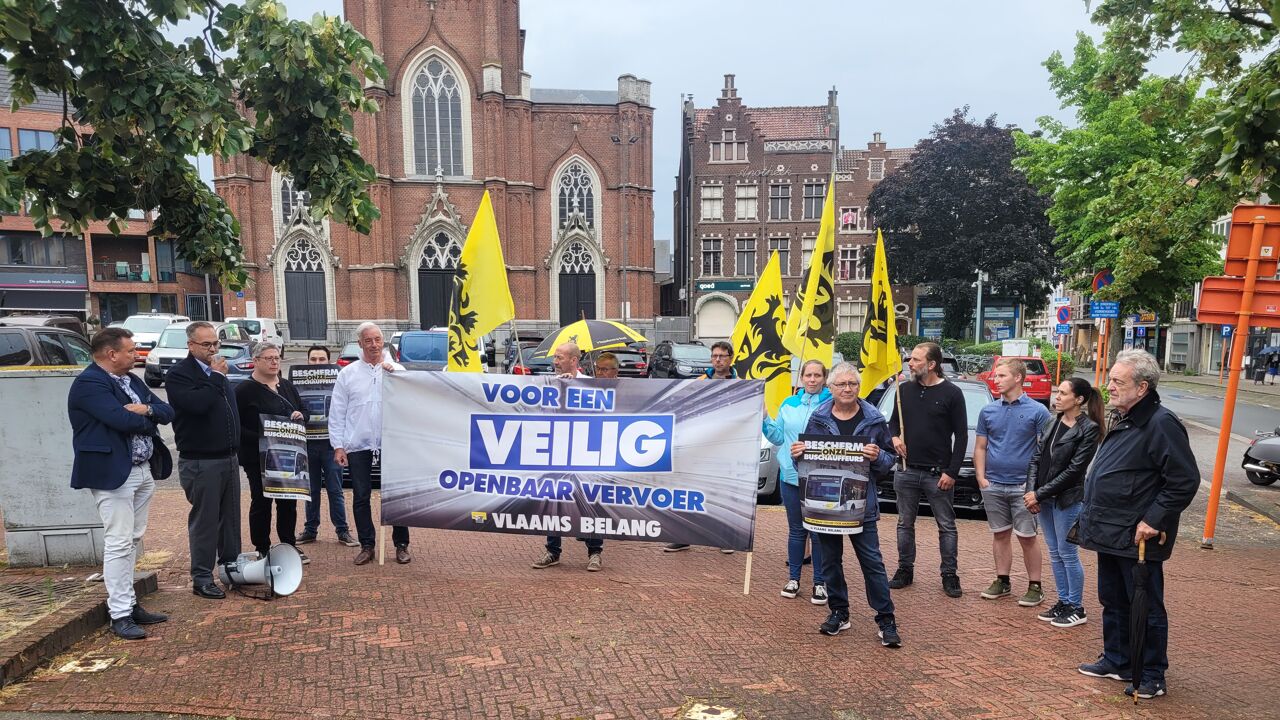 Vlaams Belang voert actie in Boom tegen agressie op buschauffeurs | VRT NWS: nieuws