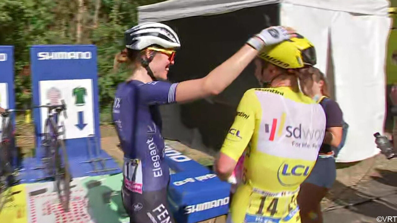 Lotte Kopecky valt Julie Van De Velde in de armen: "Lanceerde sprint ...