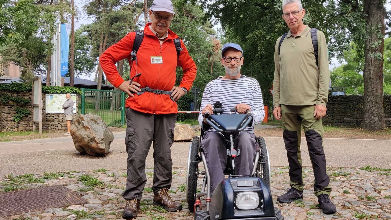 Rolstoelgebruiker test alle paden in Nationaal Park Hoge Kempen uit met ...