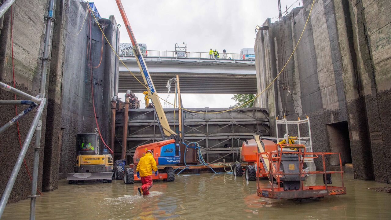 50 jaar oude sluis in Ooigem drooggelegd voor renovatie: nieuwe sluizen ...
