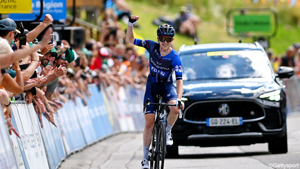Michael Storer kan dag na val toch lachen in Tour de l'Ain, met ritzege ...