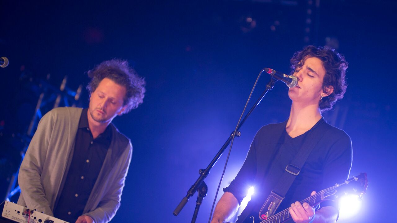 Vrienden en collega's halen herinneringen op aan muzikant Tom Pintens ...