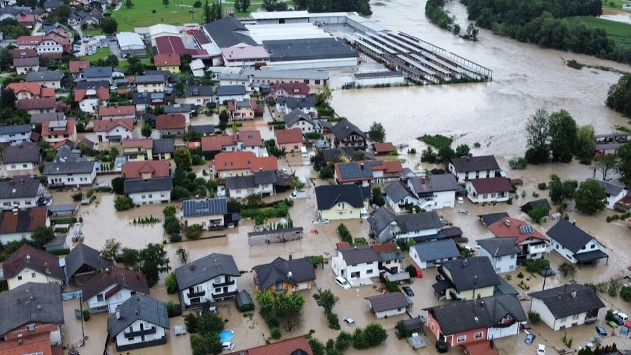 Twee Nederlanders omgekomen bij overstromingen en modderlawines in ...