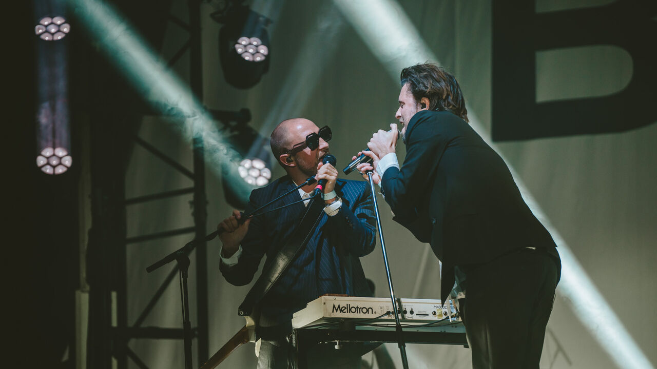 BEKIJK - Mathieu Terryn van Bazart scheurt broek vlak voor optreden op ...