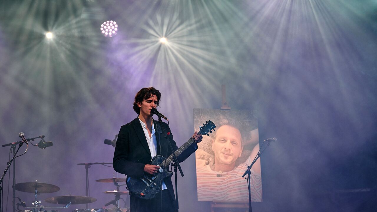 Bijna 1.700 mensen nemen (muzikaal) afscheid van Tom Pintens in ...