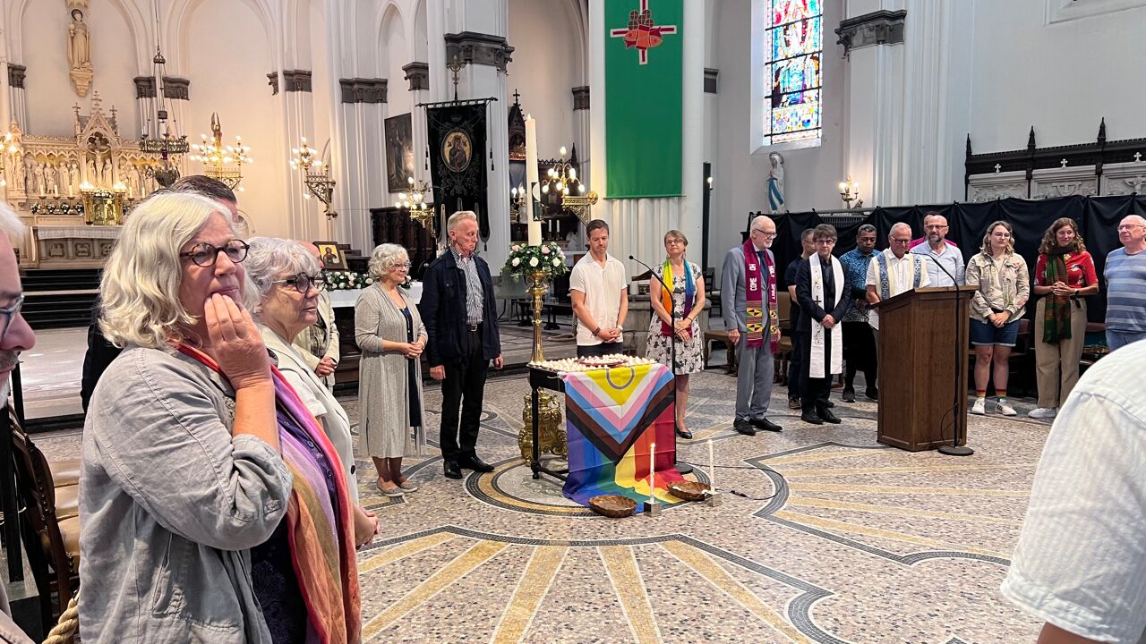Volle kerk voor misviering van LGBTQ-gemeenschap op Antwerp Pride | VRT ...