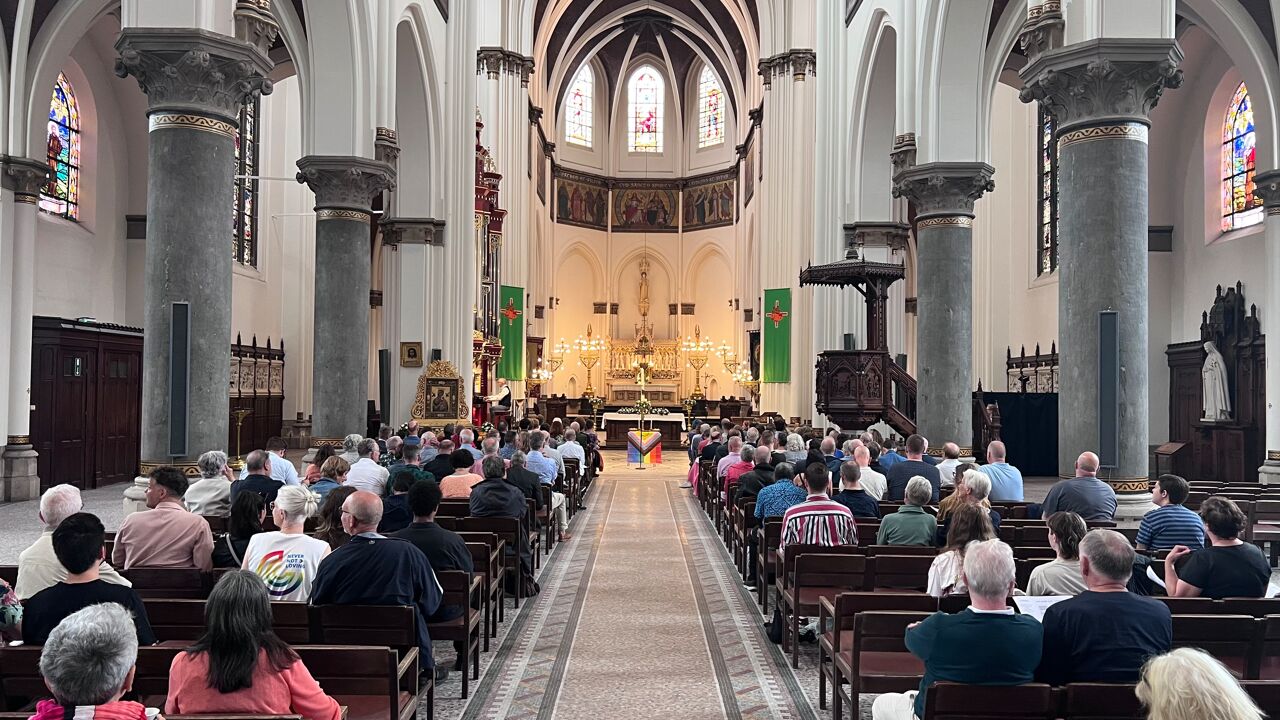 Volle kerk voor misviering van LGBTQ-gemeenschap op Antwerp Pride | VRT ...