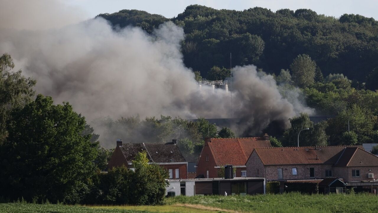 Zware brand in Ronse onder controle: burgemeester roept op ramen en ...