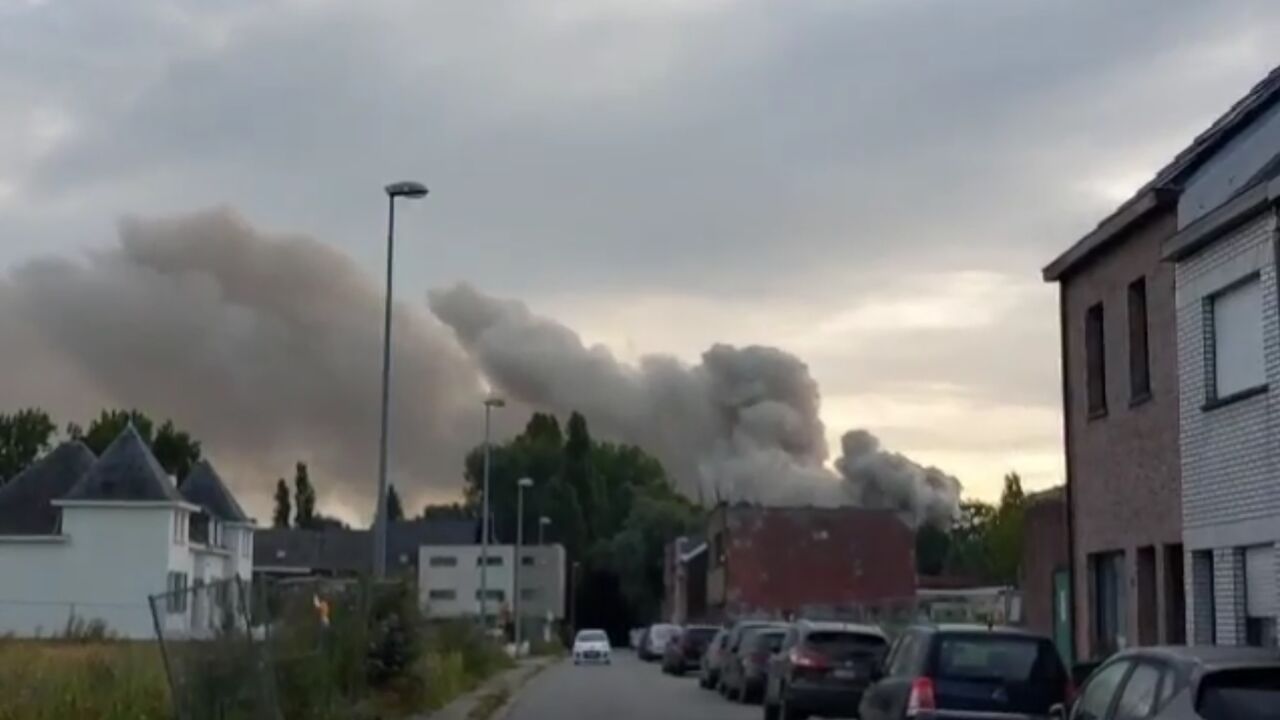 Brand bij afvalverwerkend bedrijf in Willebroek: bedrijf vermoedt dat verborgen batterij de ...