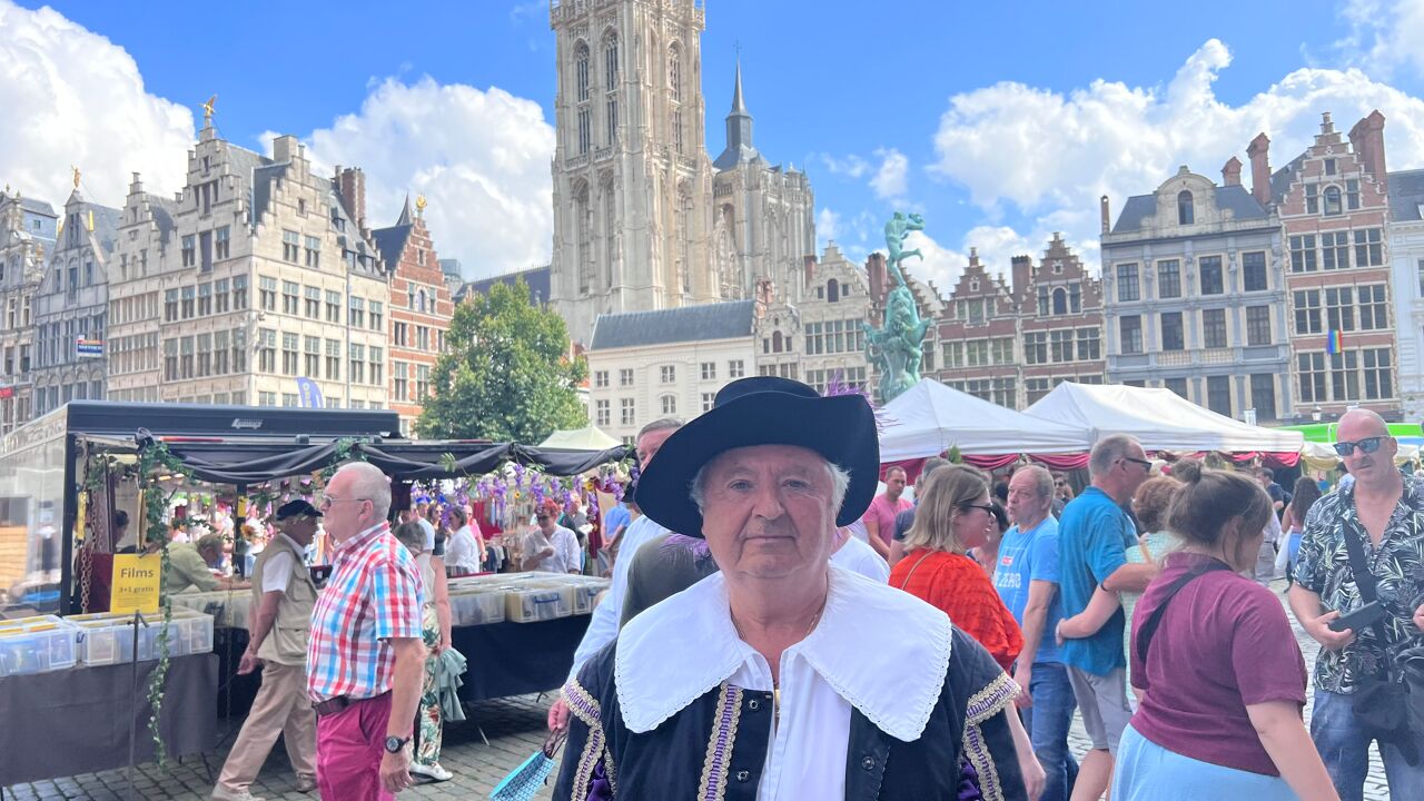 Massa volk op Antwerpse markt voor 50e verjaardag Rubensmarkt | VRT NWS ...